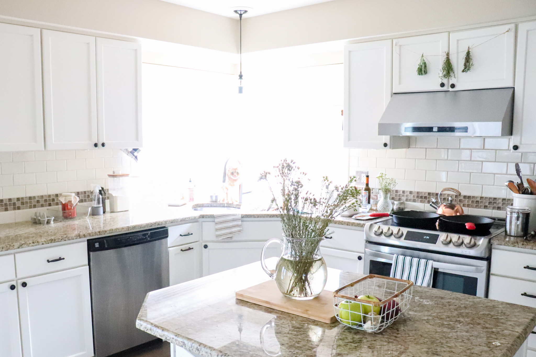 How to Add Spring Touches: SPRING FARMHOUSE KITCHEN TOUR - The Duvall ...