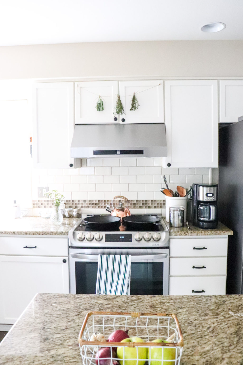 How to Add Spring Touches: SPRING FARMHOUSE KITCHEN TOUR - The Duvall ...